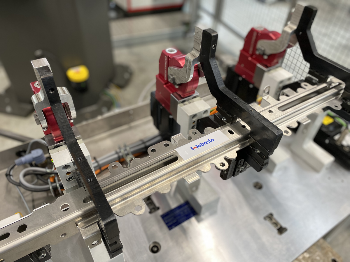 Smart clamps with decentralized drive technology made by AMKmotion save ...